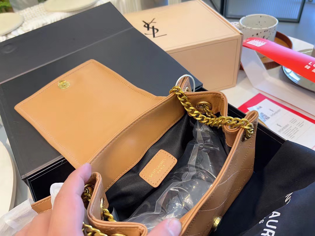 Y 015 - pimpbags.com